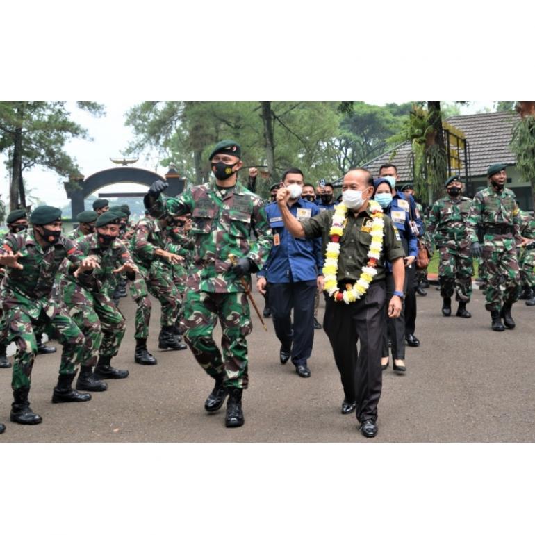 Berprestasi Saat Pamtas, Yonif Raider 300/BJW Raih Penghargaan dari MPR ...